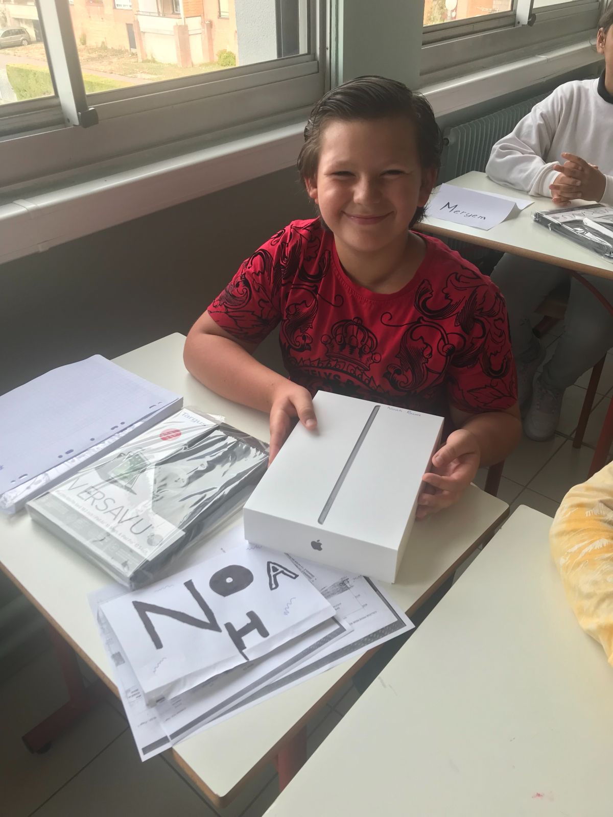 Distribution des iPads aux élèves de 6e - Collège René Bonpain